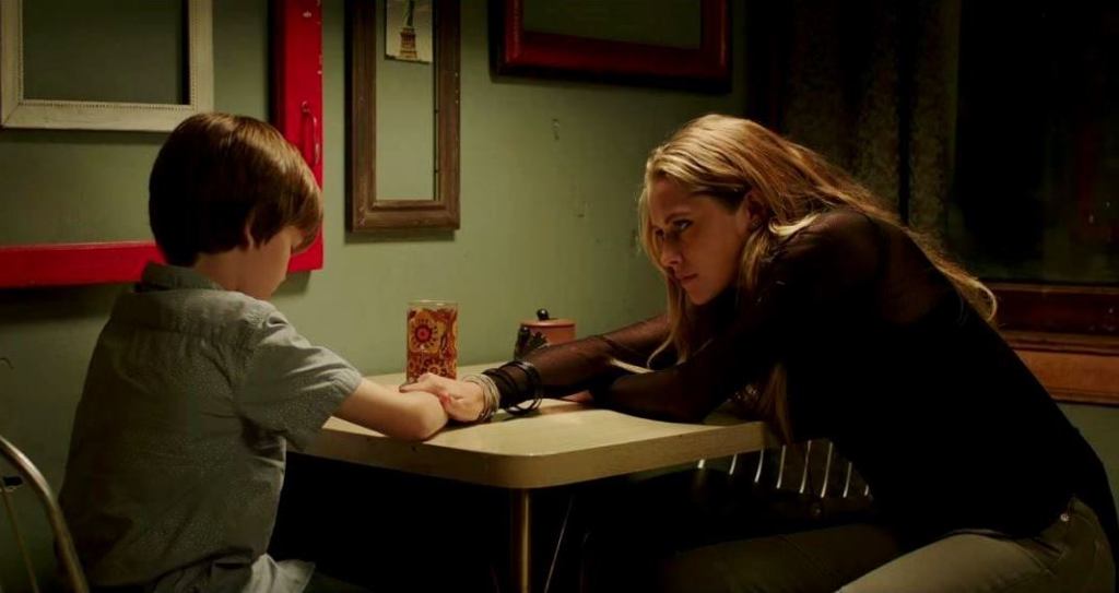 John’s Horror Corner: Lights Out (2016), Mama meets the Babadook as we ...